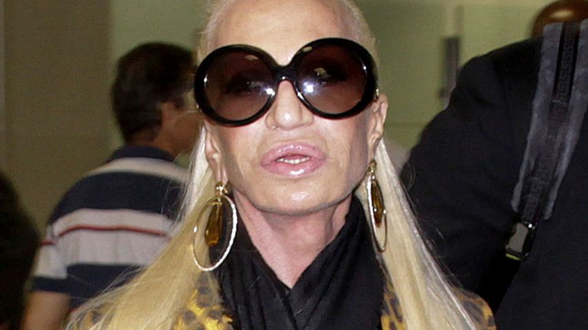 Botox-Schock! Donatella Versace total überglättet | Promiflash.de