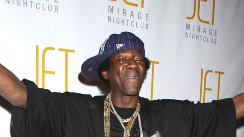 Rapper Flavor Flav macht in Hühnchen | Promiflash.de