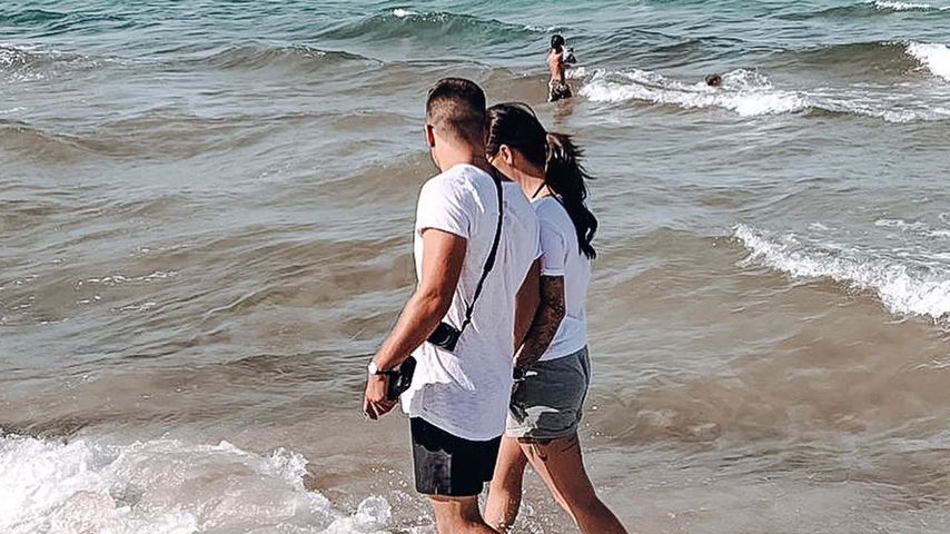 Endlich angekommen: Denise & Henning turteln auf Mallorca | Promiflash.de