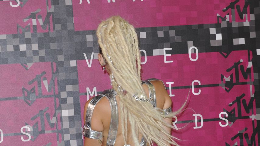 Verliebt in neuen Look: Miley Cyrus steht auf die Dreadlocks ...