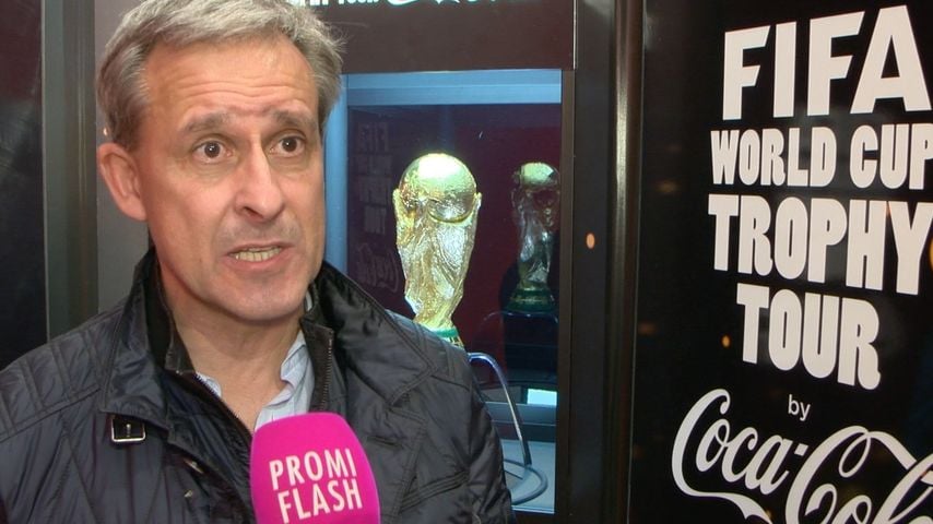 Pierre Littbarski: So fühlt sich der WM-Pokal an | Promiflash.de