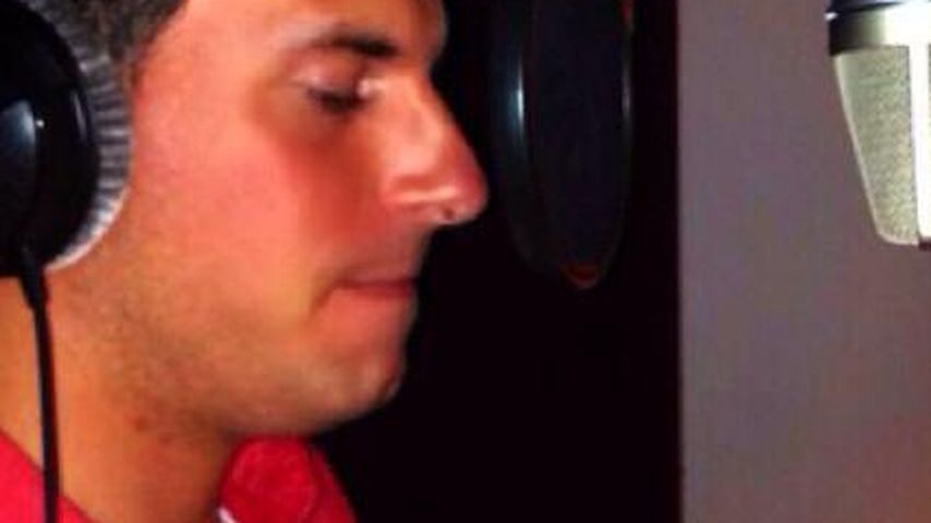 Stimmung! Bachelorette-Steffen wird Partysänger | Promiflash.de