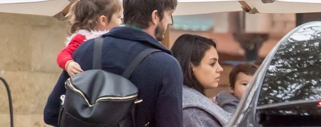 Familienausflug bei den Kutchers: 1. Baby-Foto von Dimitri | Promiflash.de