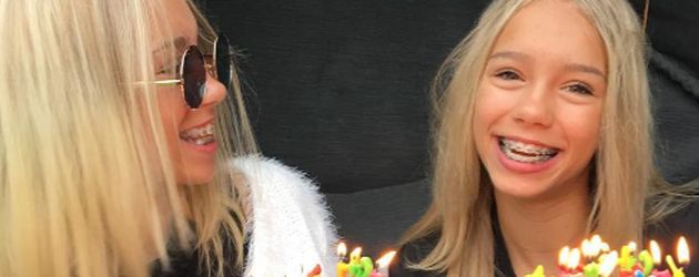 Sie feiern sich selbst! Lisa & Lena knacken die 8 Millionen | Promiflash.de